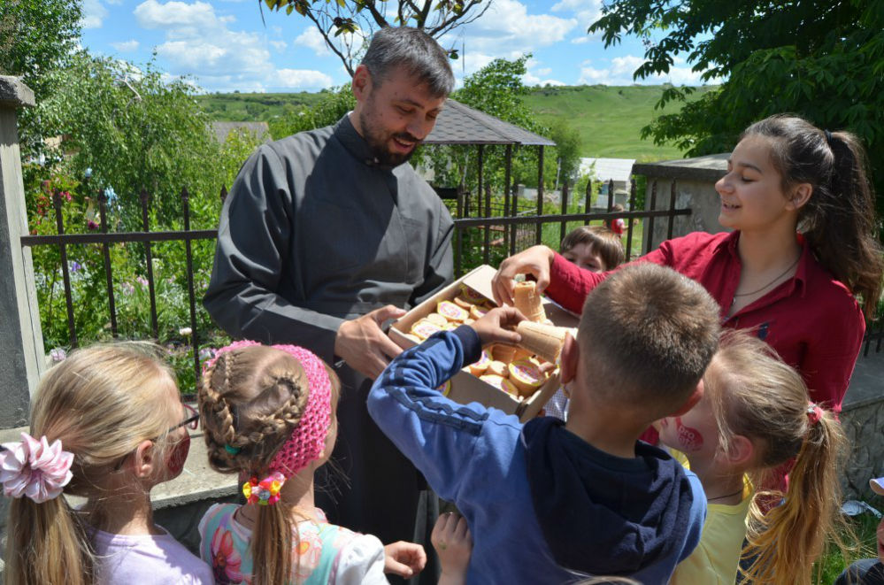 Ziua copilului sărbătorită la biserica din satul Cruglic